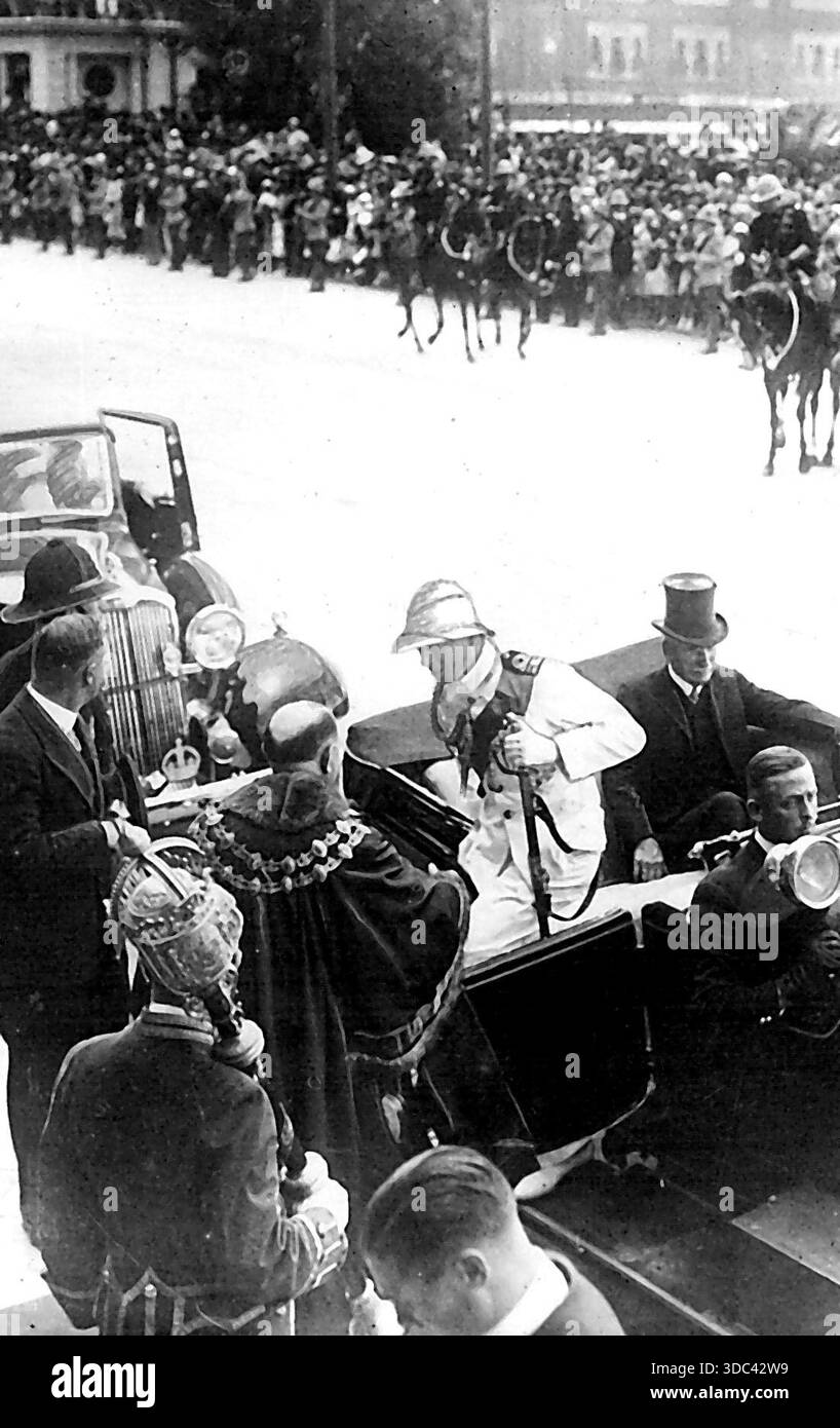 Prince George in Cape Town - Prince George being welcomed by the Mayor ...