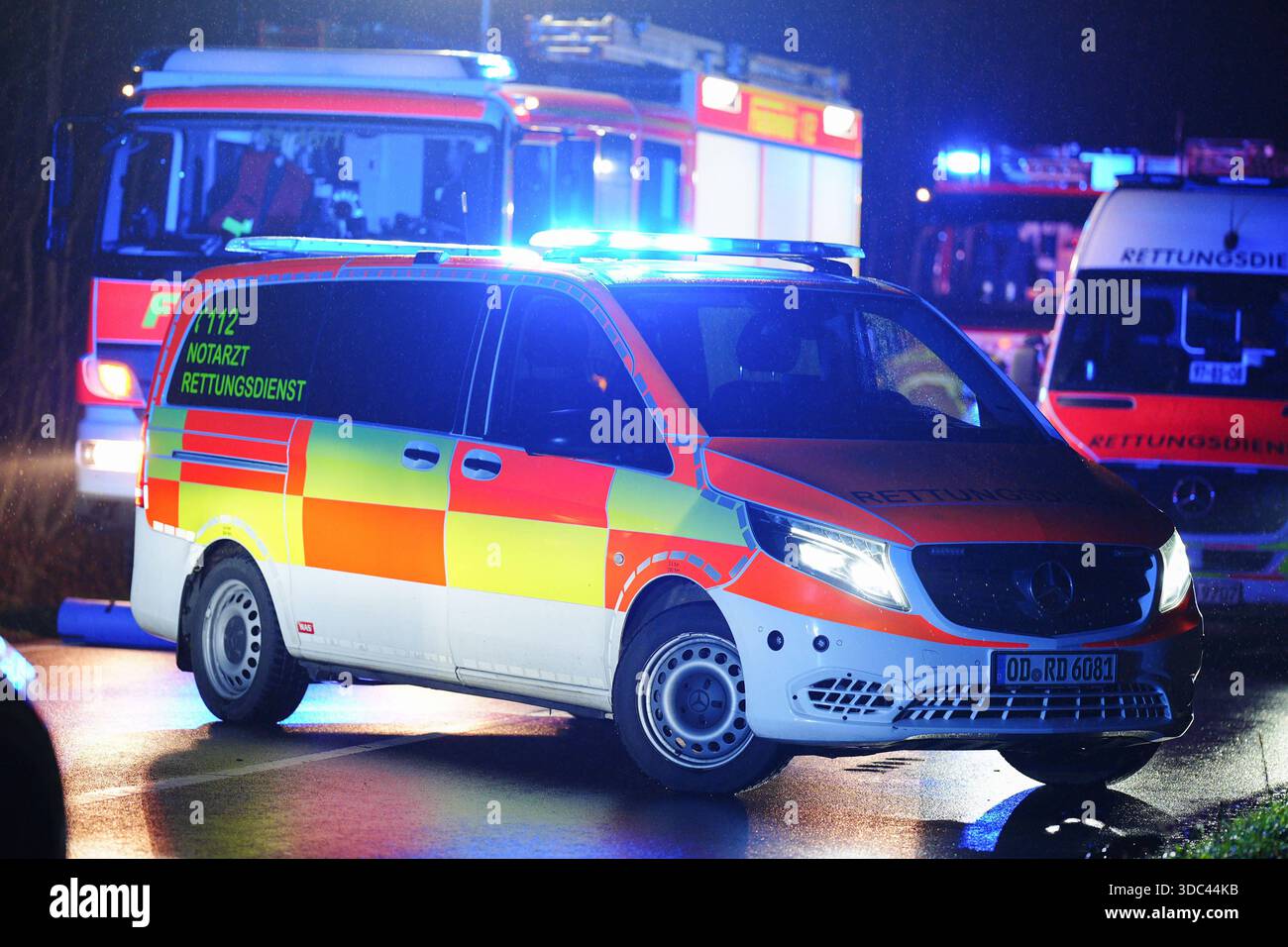 Braak Symbolfoto: Blaulicht, 19.12.2025 Notarztfahrzeug Symbolfoto ...