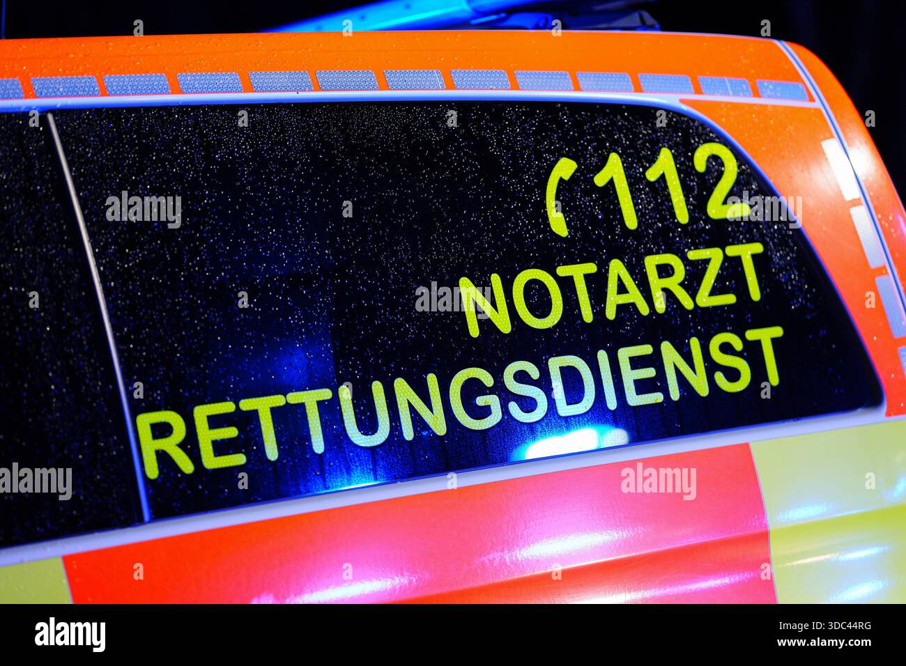 Braak Symbolfoto: Blaulicht, 19.12.2025 Aufschrift 112 Notarzt ...