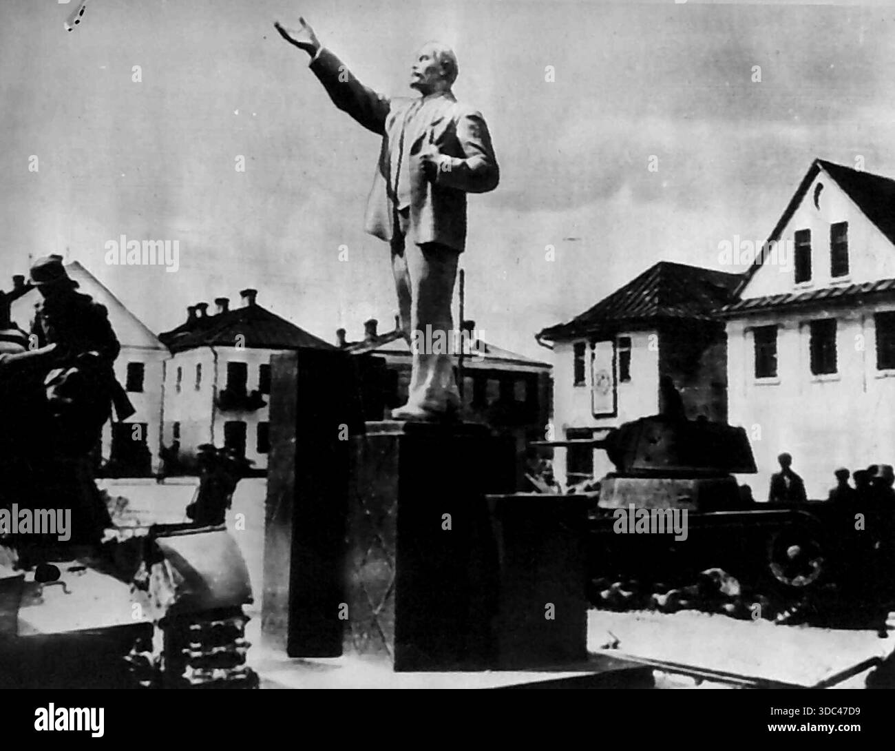 "Lenin" Captured -- Captured Russian tanks surround a statue of Lenin ...