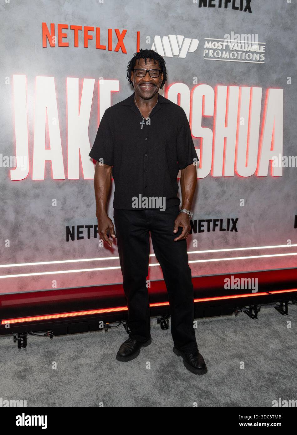 MIAMI, FLORIDA - DECEMBER 19: Michael Irvin attends Jake Paul v Anthony ...