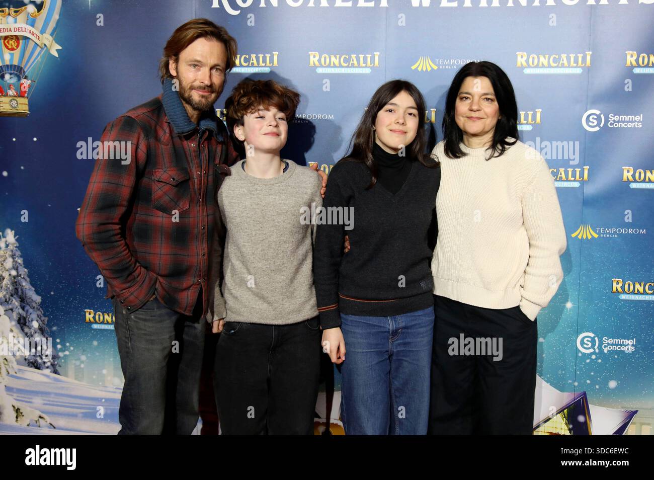 Andreas Pietschmann und Jasmin Tabatabai mit ihren Kindern Johan Anton ...