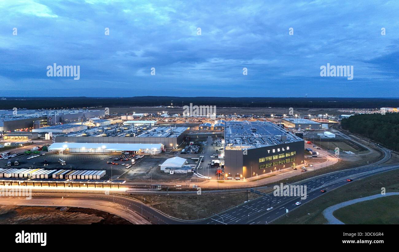 Tesla Gigafactory Grünheide Tesla Gigafactory zur blauen Stunde ...