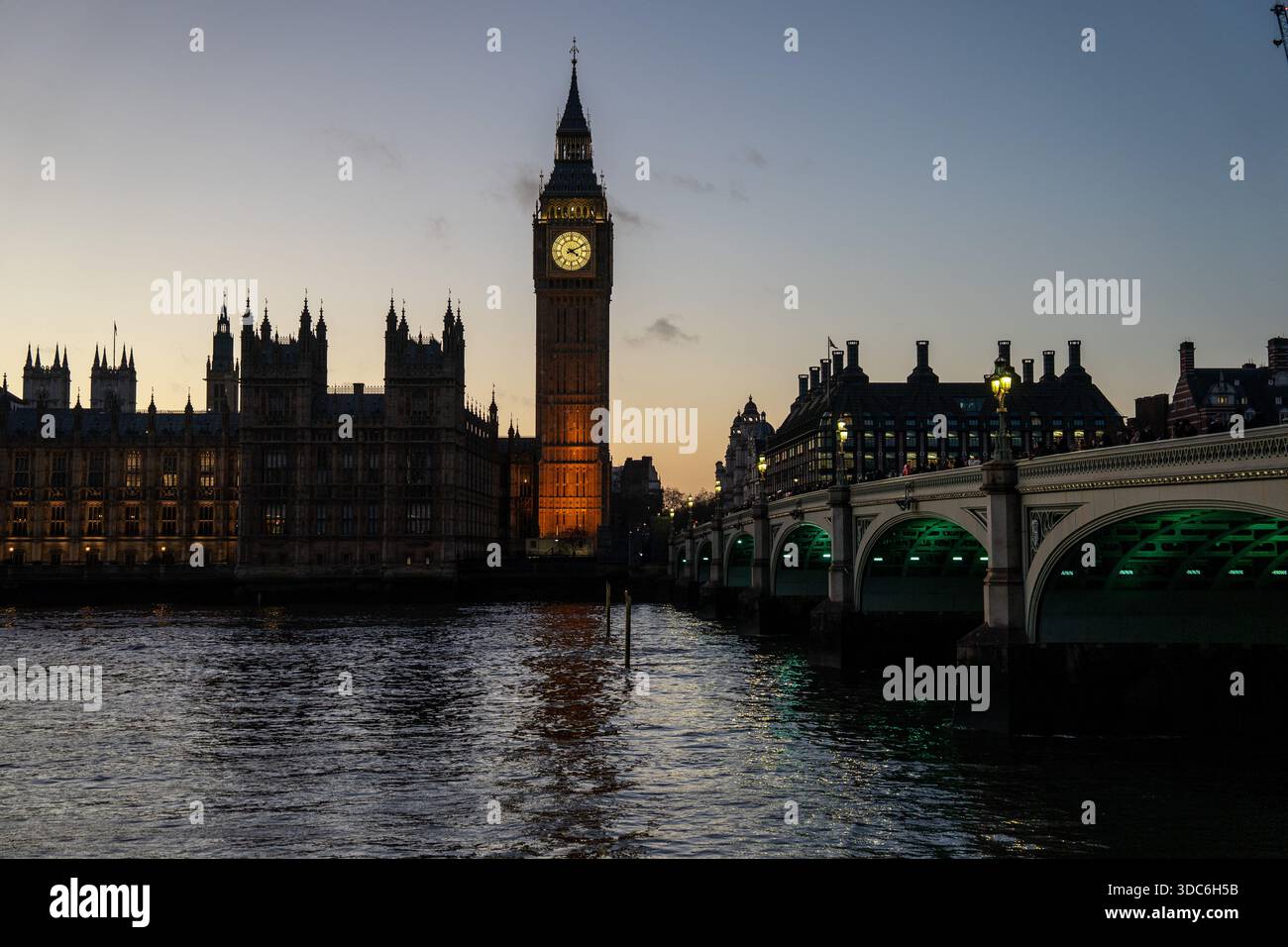 [[[People looking the Elizabeth clock tower commonly called Big Ben and ...