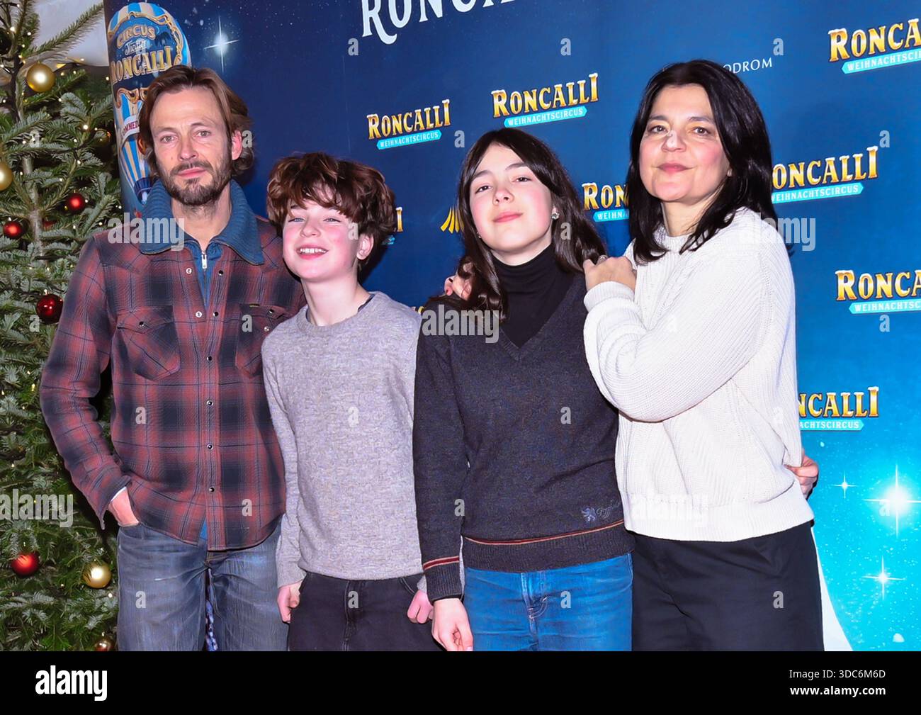 19.12.2025, xlakx, Entertainment, Roncalli Weihnachtscircus v.l ...