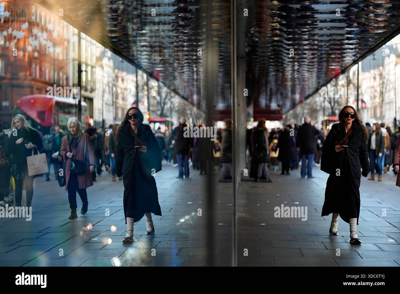 People shopping in central London on the last Saturday before Christmas ...