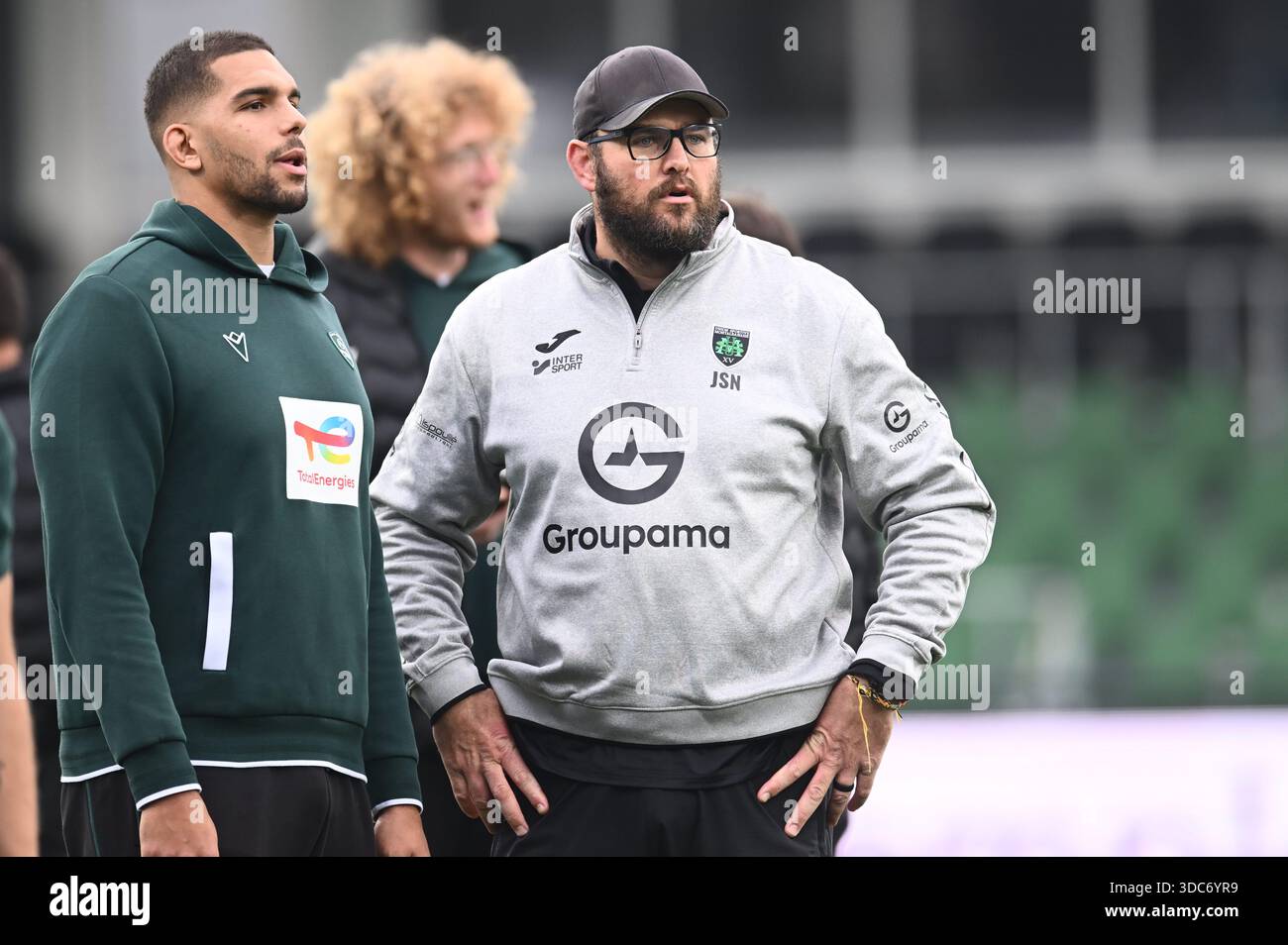 Johan Snyman of Montauban and Jimi Maximin of section paloise Pau ...