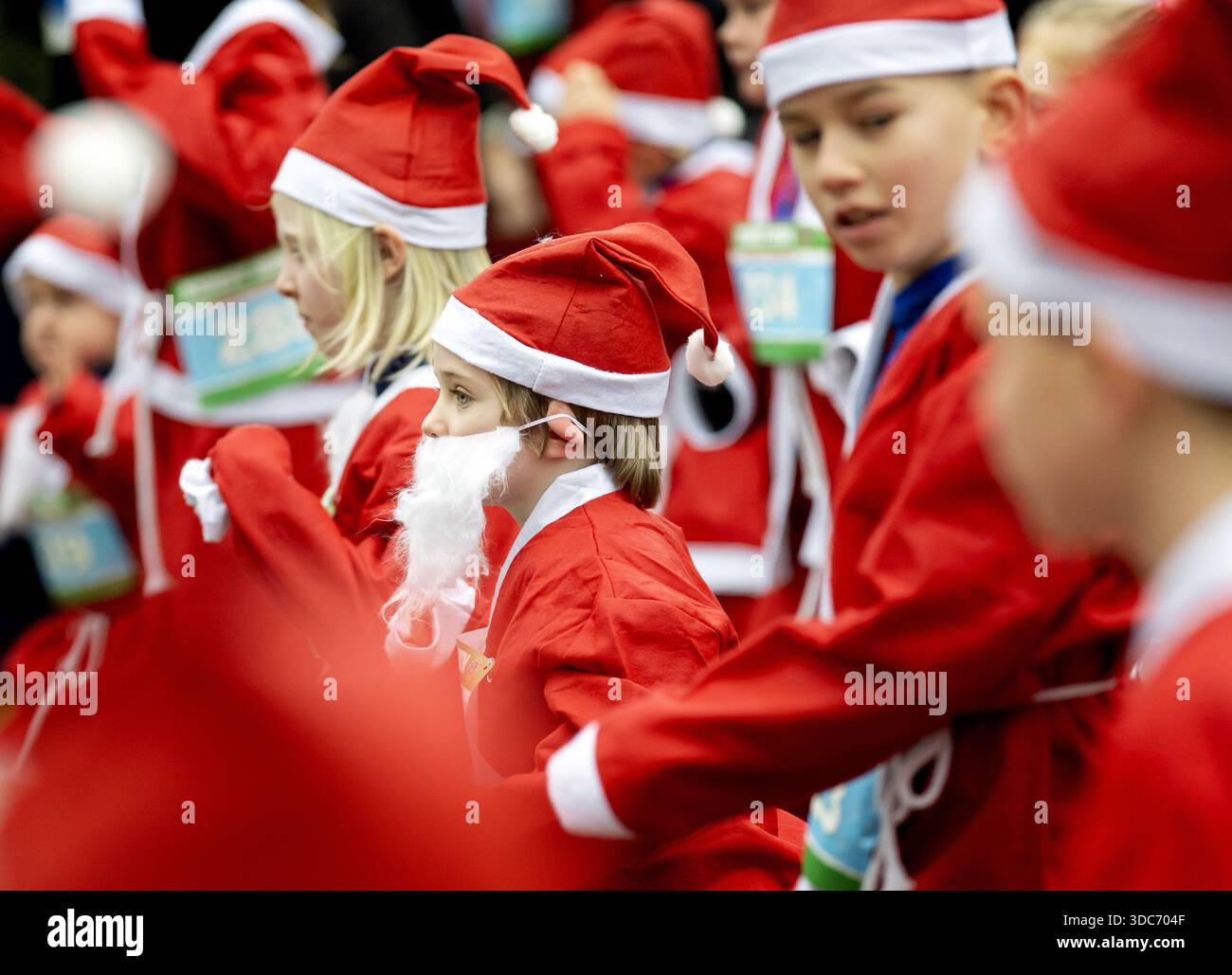 SCHOORL - Santa Clauses during the Santa Claus Run on the Climbing Dune ...
