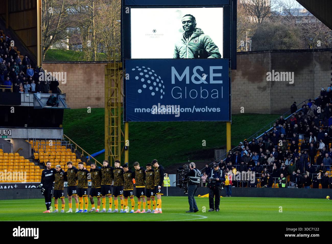 Wolverhampton Wanderers players observe a moments silence in memory of ...