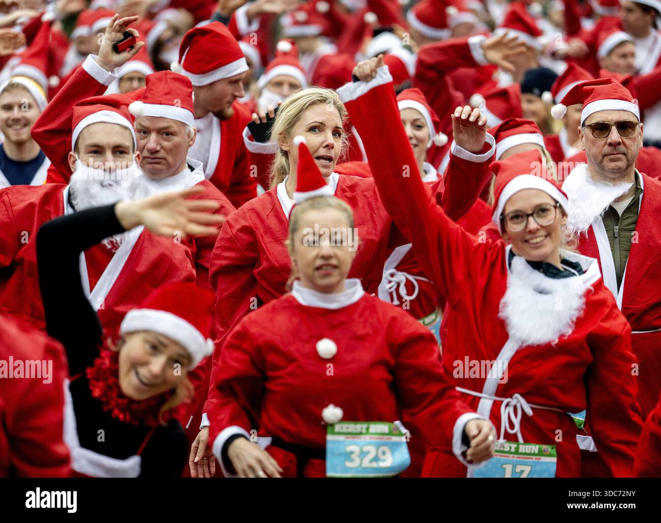 SCHOORL - Santa Clauses during the Santa Claus Run on the Climbing Dune ...