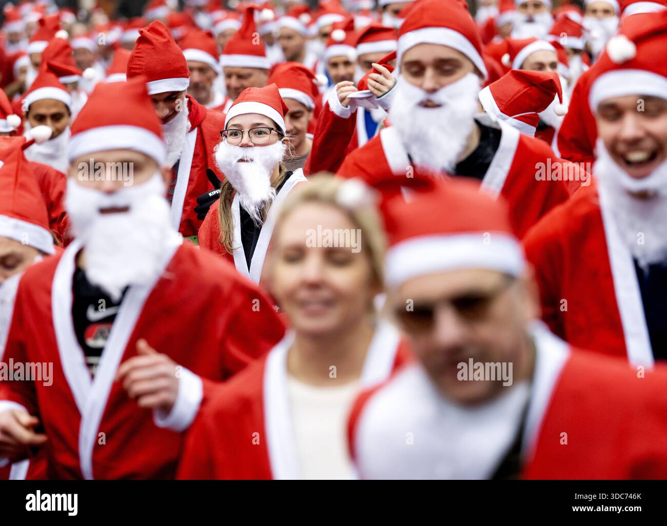 SCHOORL - Santa Clauses during the Santa Claus Run on the Climbing Dune ...