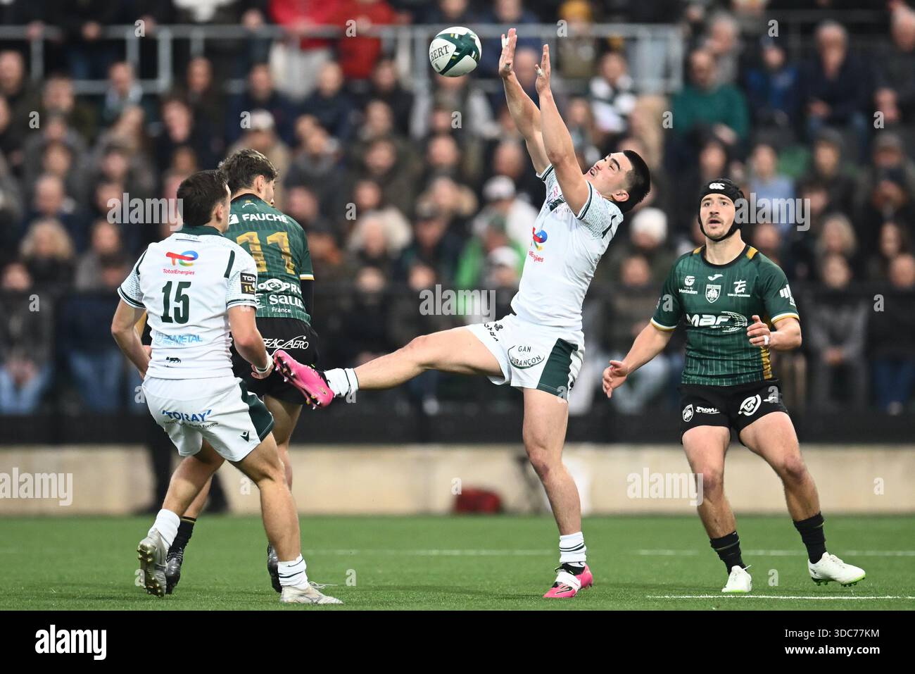 Toshi Richard BUTLIN of section paloise pau during the Top 14 match ...