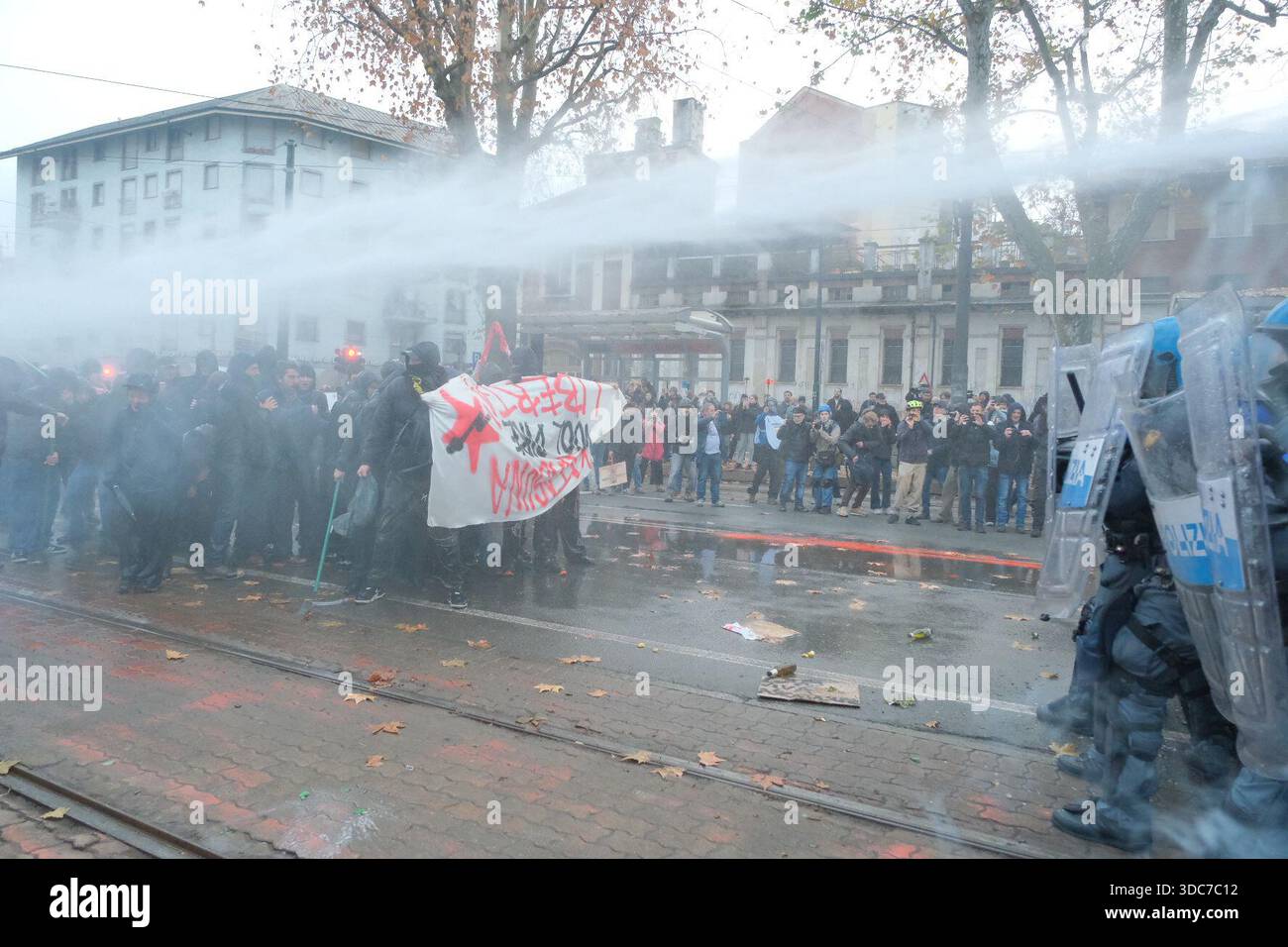 Turin, Guerrilla activity in the city at the demonstration against the ...
