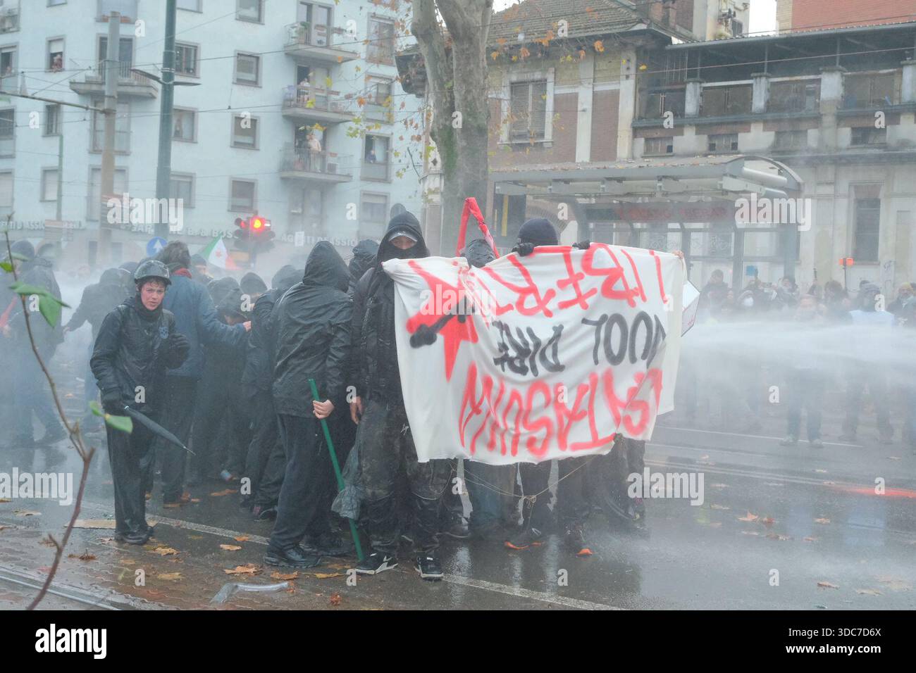 Turin, Guerrilla activity in the city at the demonstration against the ...