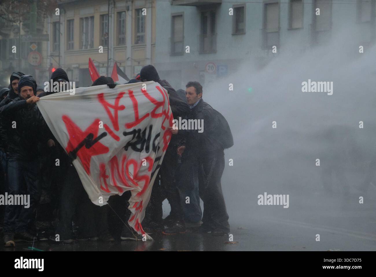 Turin, Guerrilla activity in the city at the demonstration against the ...