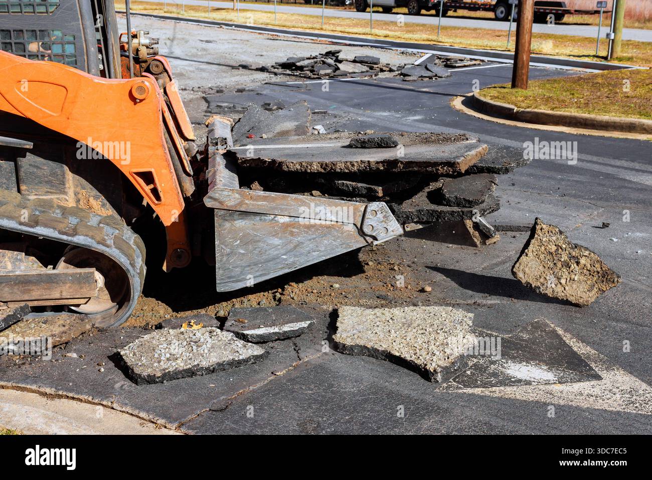 Workers loader remove broken asphalt hi-res stock photography and ...