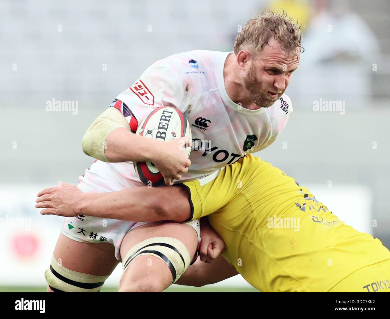 December 20, 2025, Tokyo, Japan - Toyota Berblitz lock Josh Dickson ...