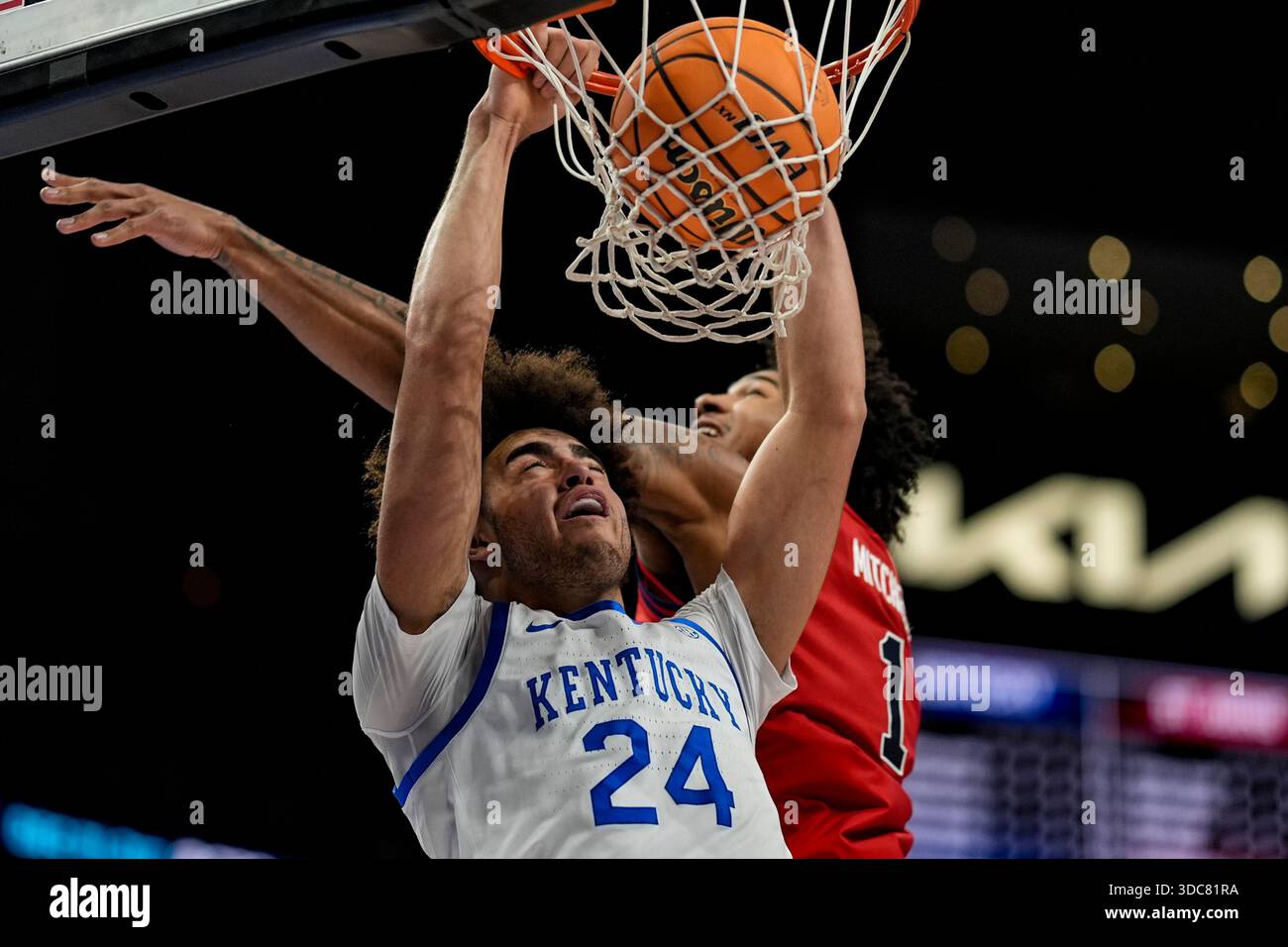 Kentucky center Malachi Moreno (24) dunks against St. John's forward ...