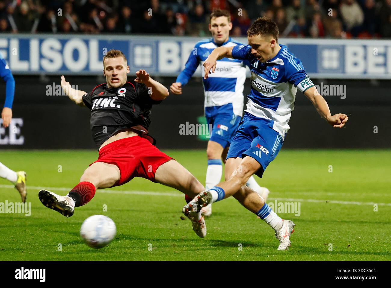 ROTTERDAM - Ryan Thomas scores with Rick Meissen (l) during the Dutch ...