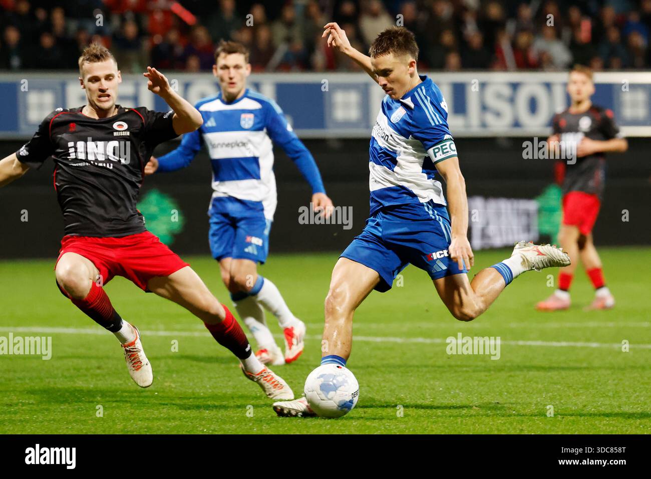 ROTTERDAM - Ryan Thomas scores with Rick Meissen (l) during the Dutch ...
