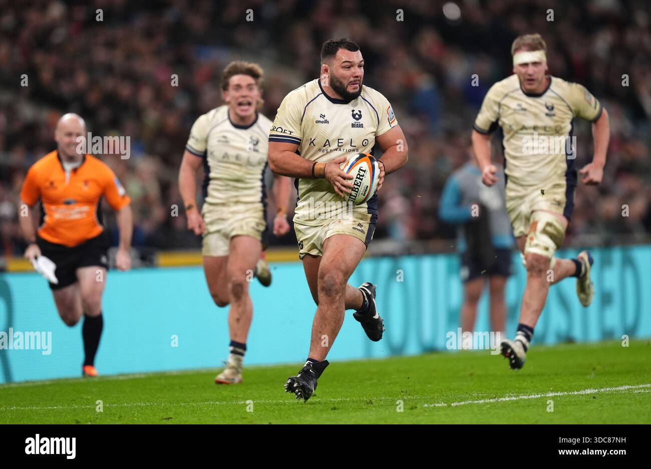 Bristol Bears' Ellis Genge (centre) on his way to scoring his side's ...