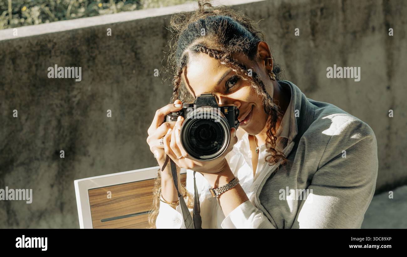 Capture camera woman photography hi-res stock photography and images ...