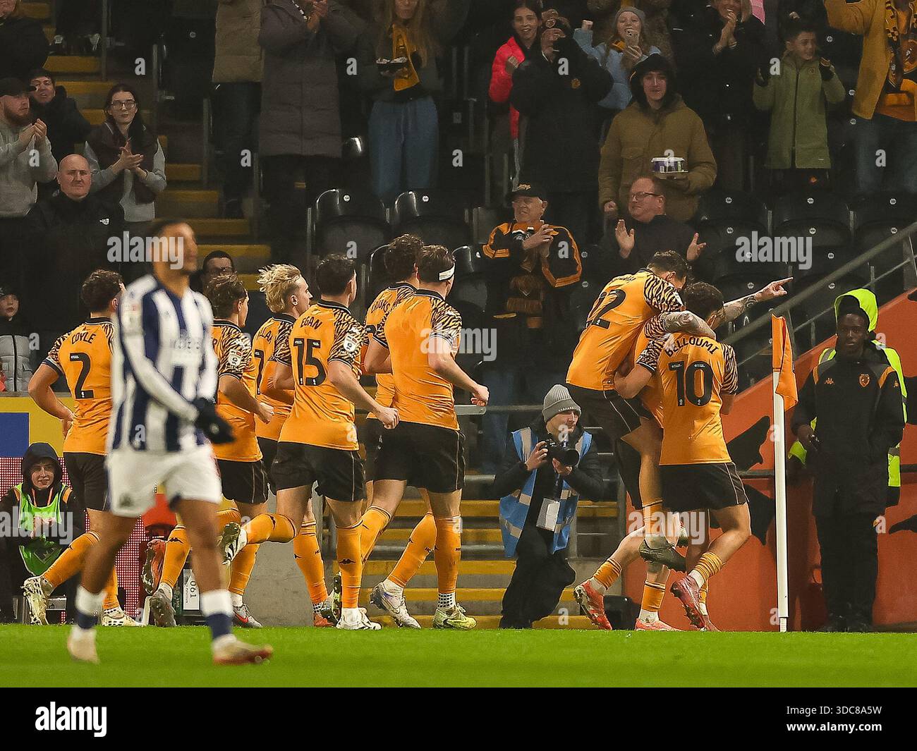 HULL, ENGLAND - DECEMBER 20: Oliver McBurnie of Hull City celebrates ...