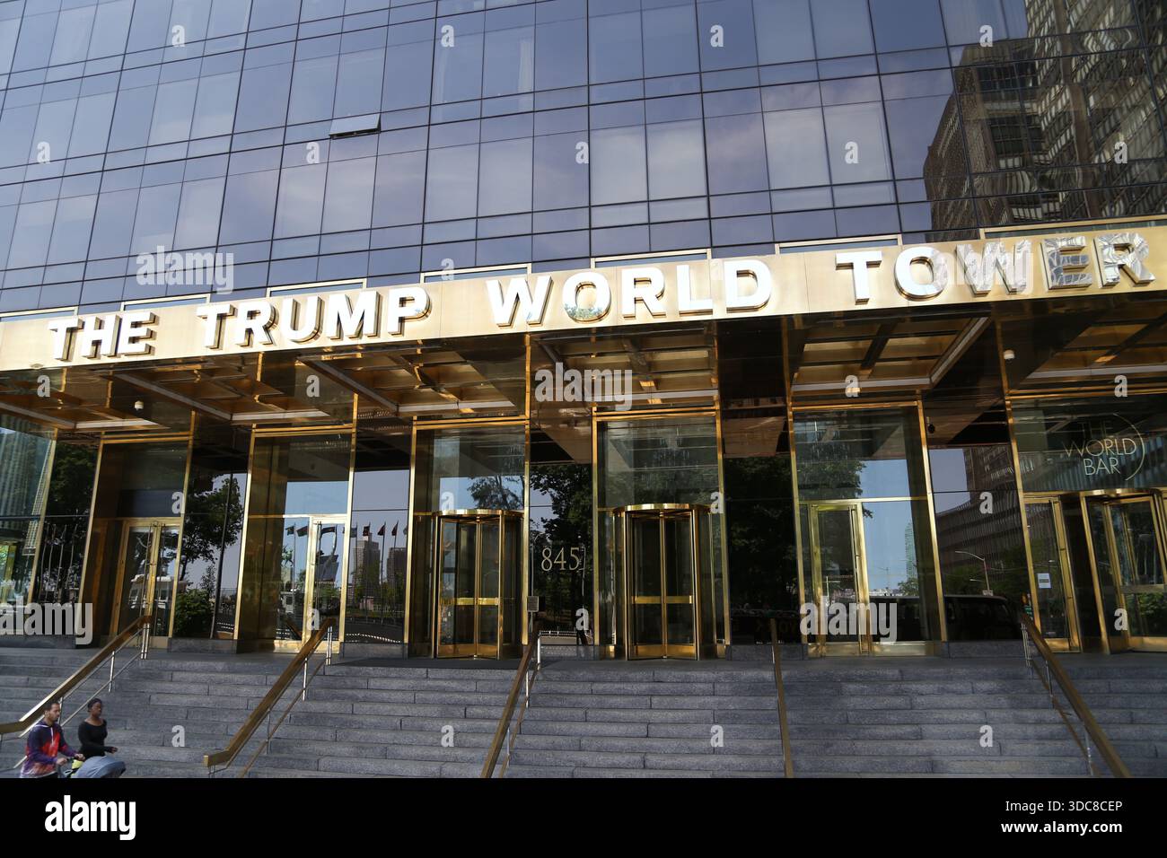 Donald trump side view hi-res stock photography and images - Alamy