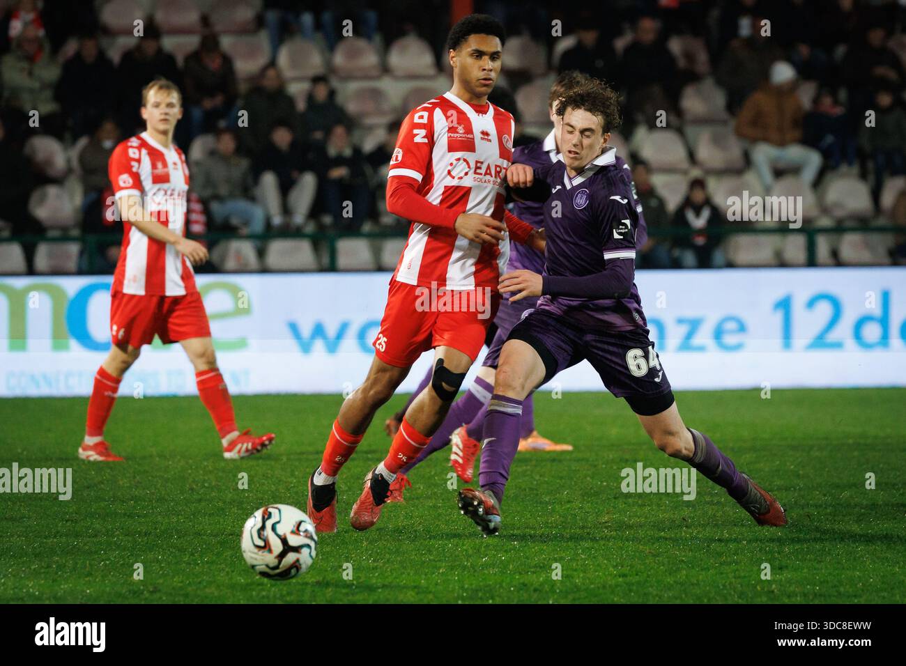Kortyrijk Manuel Osifo and RSCA Futures' Alexander de Ridder fight for ...