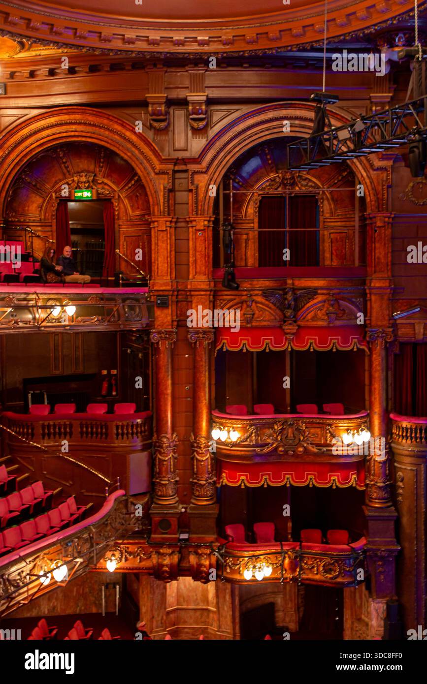 London palladium interior hi-res stock photography and images - Alamy