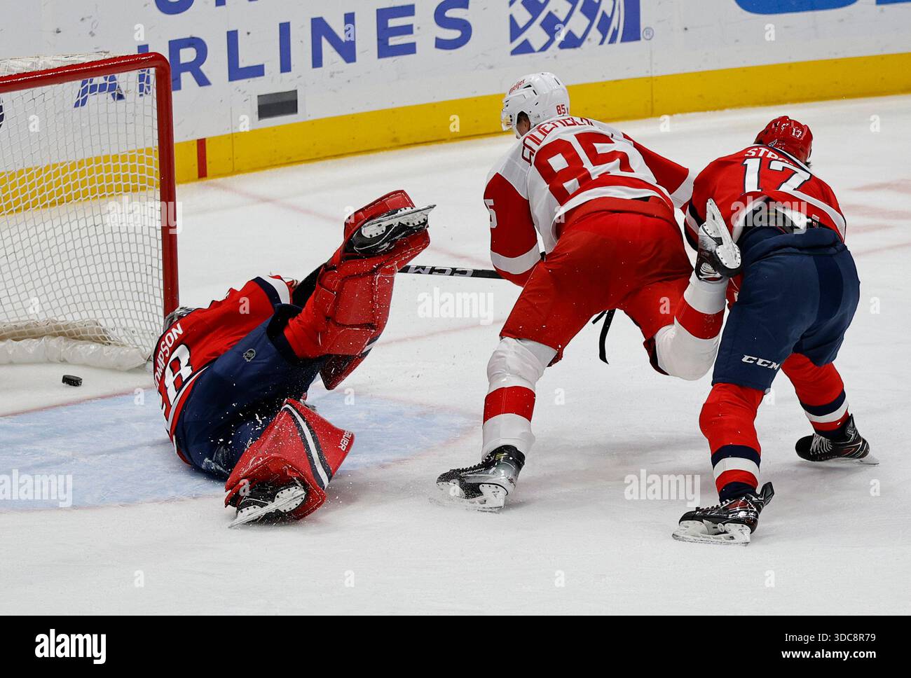Detroit Red Wings' Elmer Soderblom scores against the Washington ...