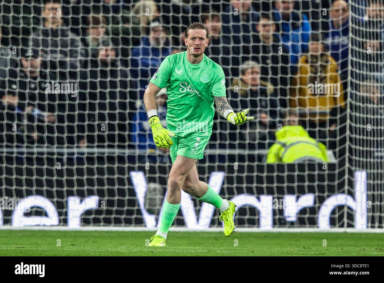 Everton goalkeeper Jordan Pickford gives his team instructions during ...