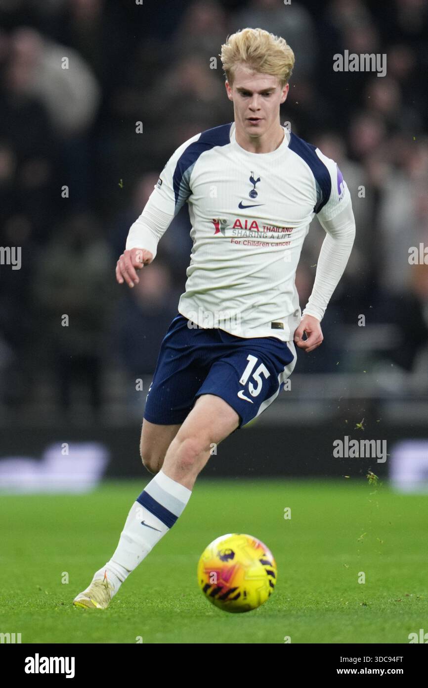 Lucas Bergvall of Tottenham Hotspur on the ball during the Premier ...