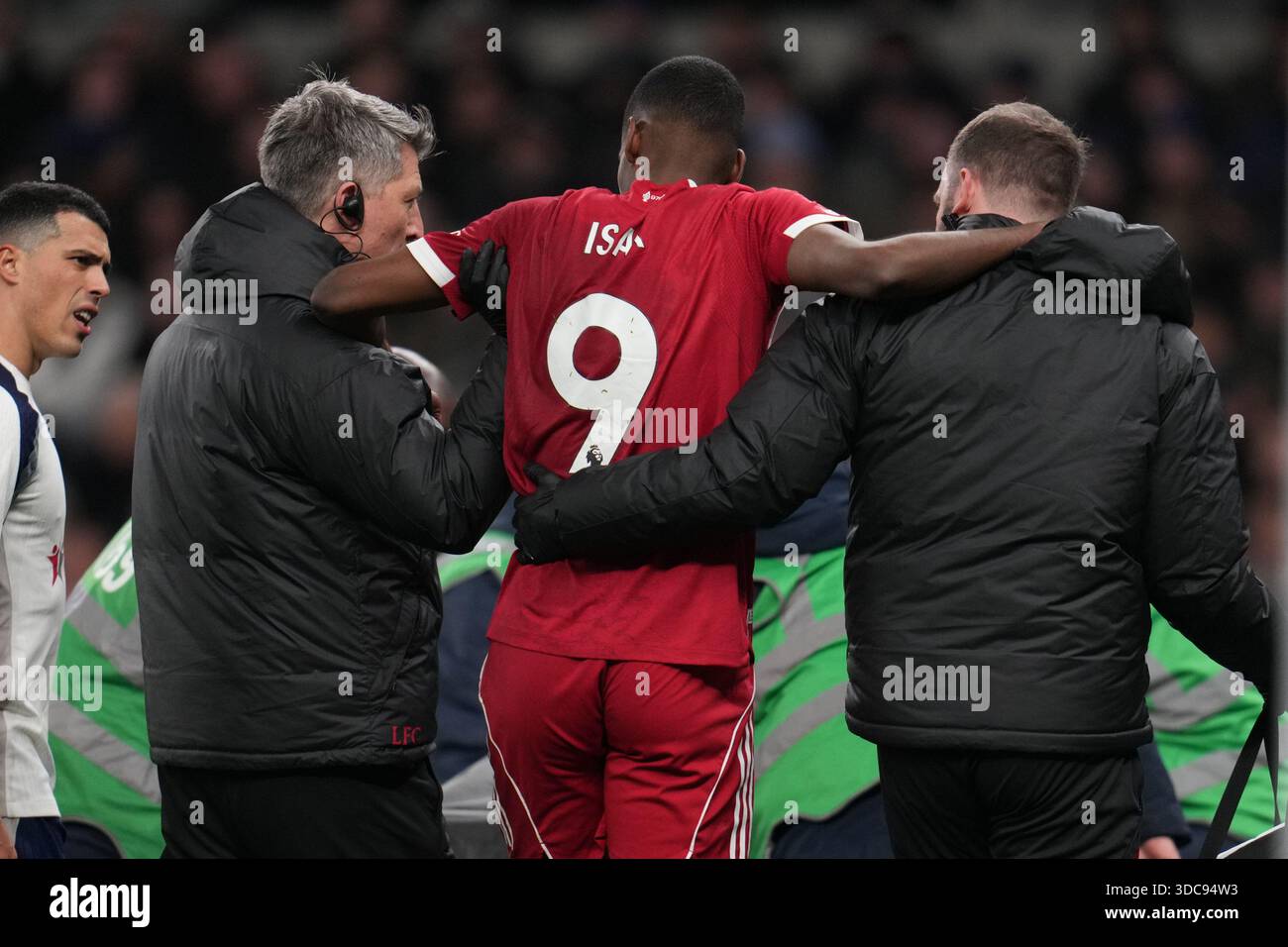 Alexander Isak of Liverpool limps off injured during the Premier League ...