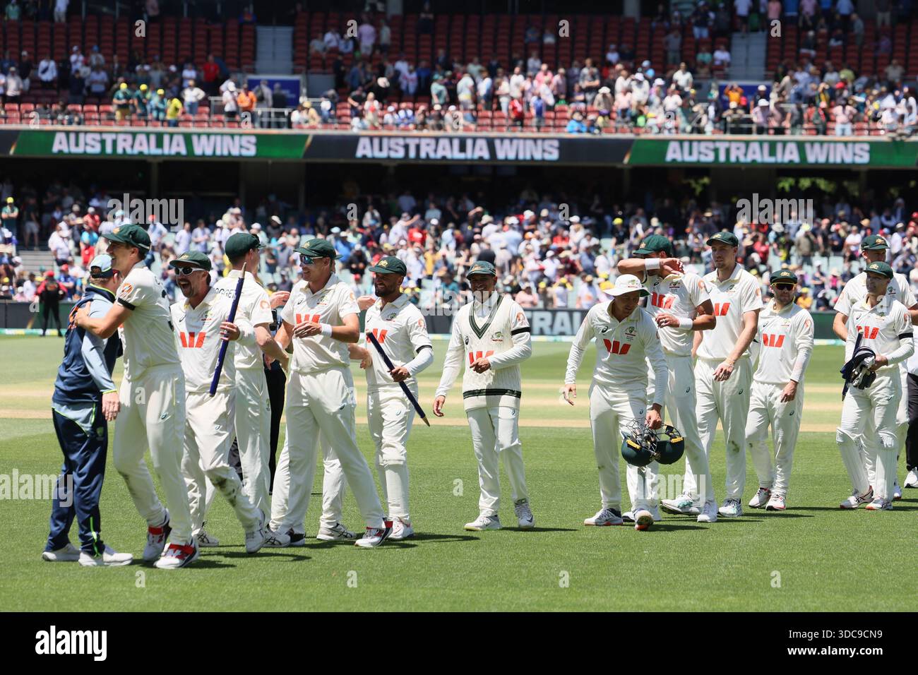 Australia's players celebrate after winning the third Ashes Test ...