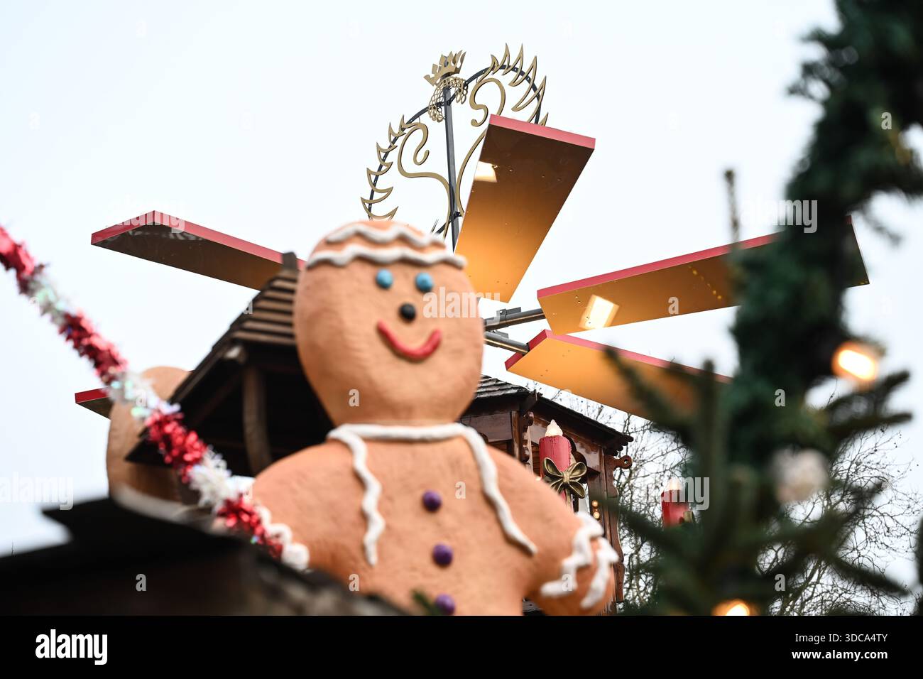 21 December 2025, Lower Saxony, Emden: View of the Christmas market ...