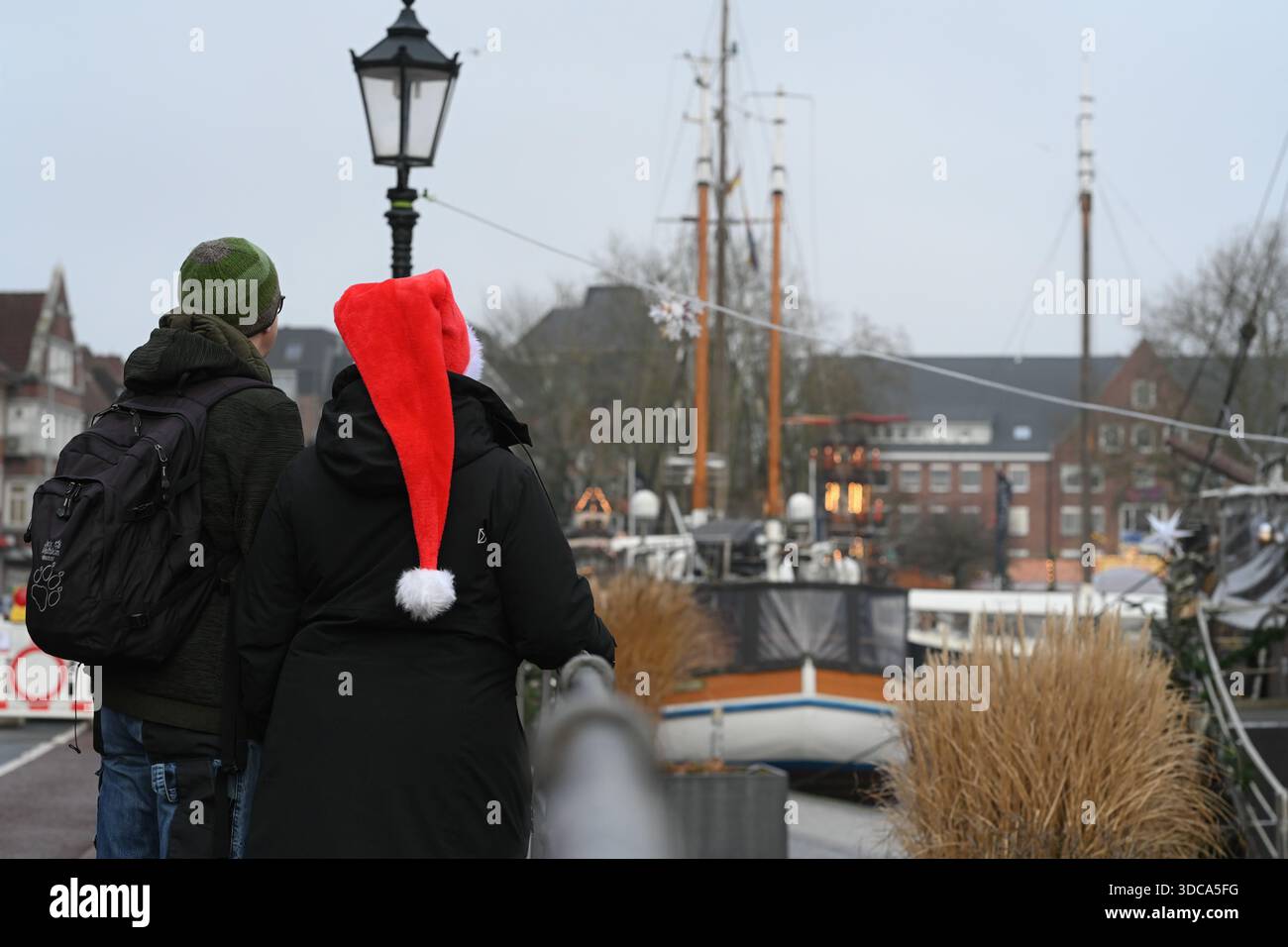 21 December 2025, Lower Saxony, Emden: Silke and Karsten look ahead to ...