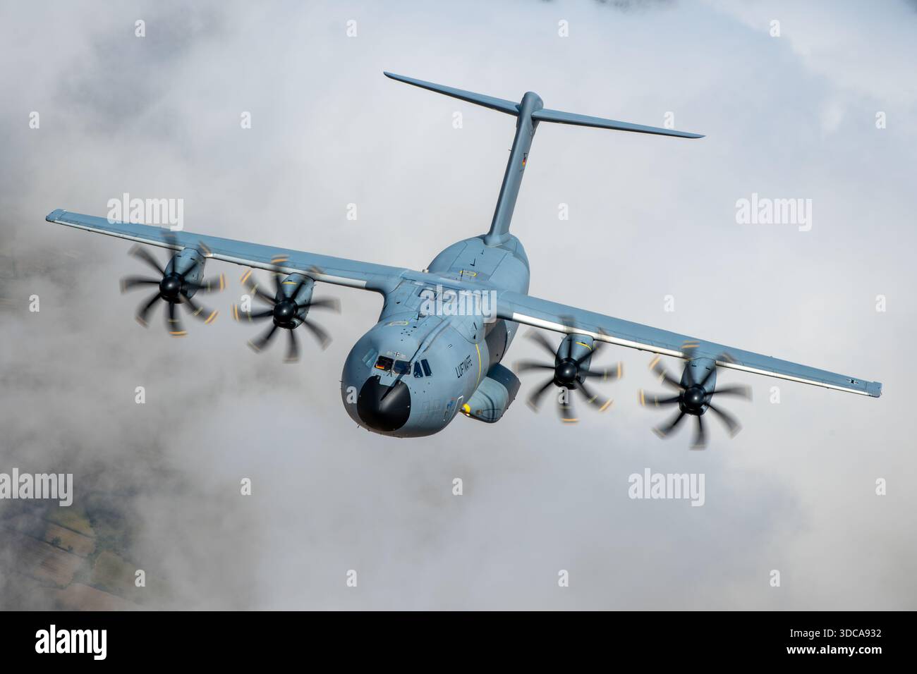 Air-to-air photograph of a German Air Force Luftwaffe Airbus A400M ...