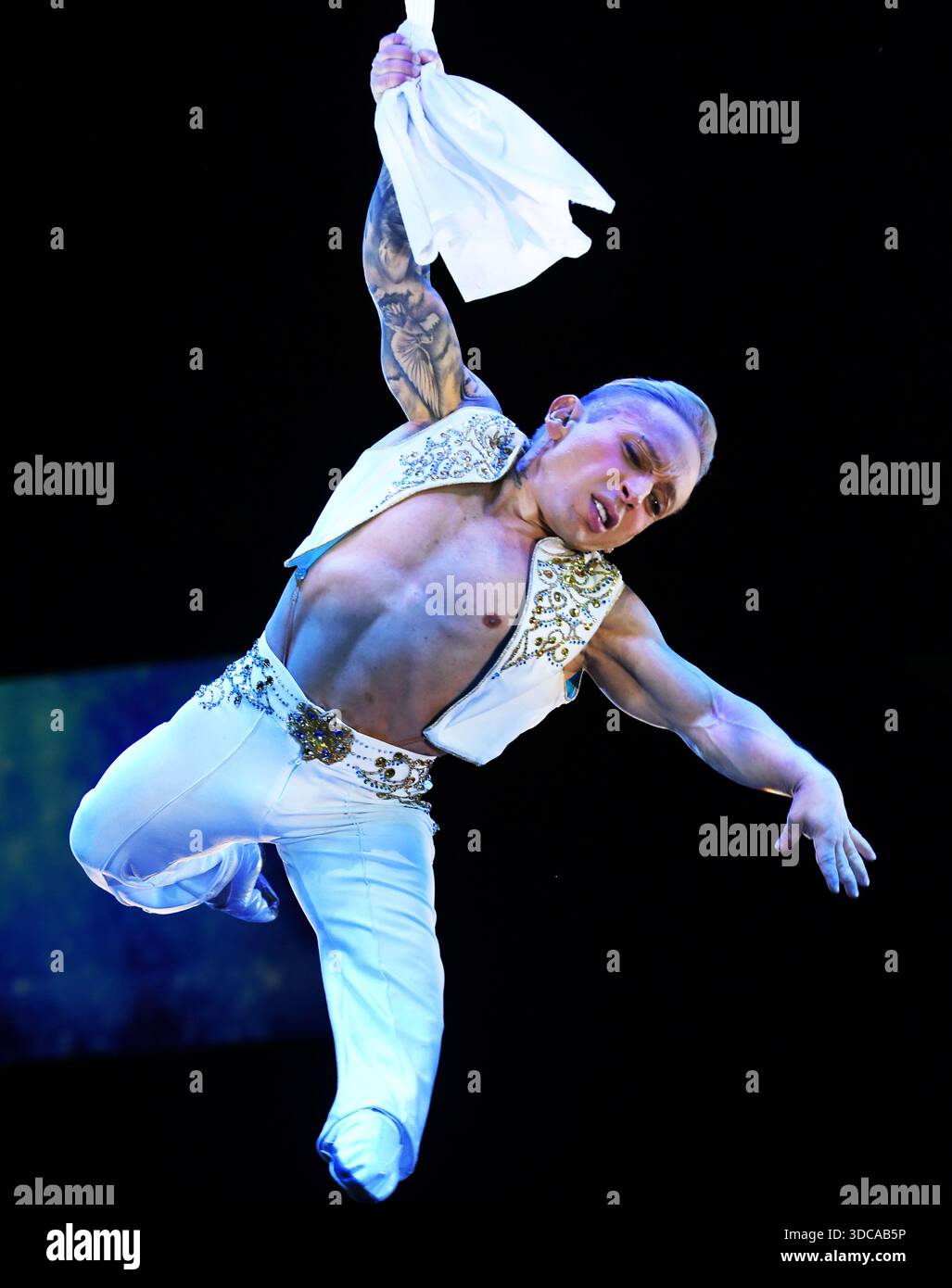Alan Silva, an aerial silk artist from Brazil, performs at high-wire ...