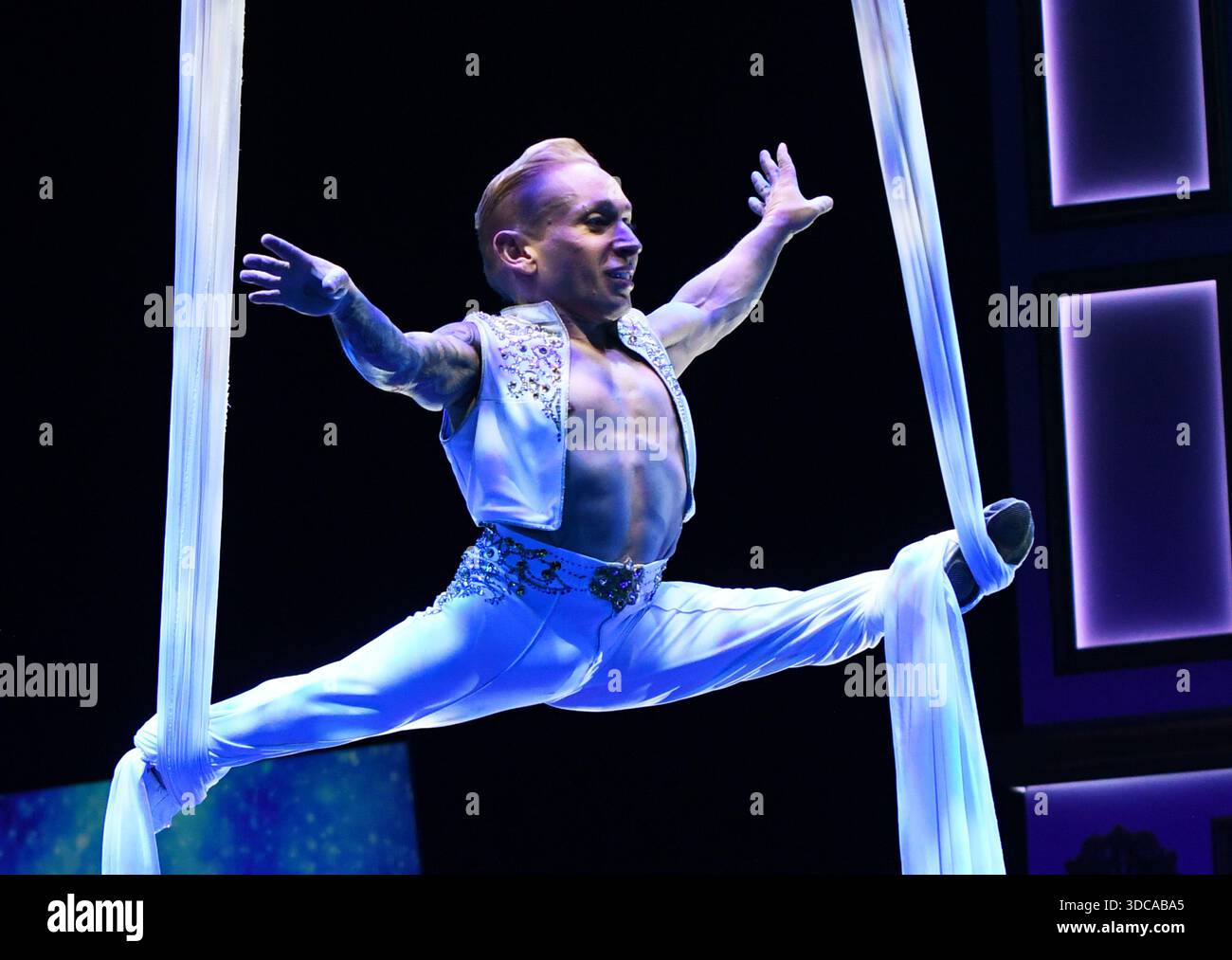 Alan Silva, an aerial silk artist from Brazil, performs at high-wire ...