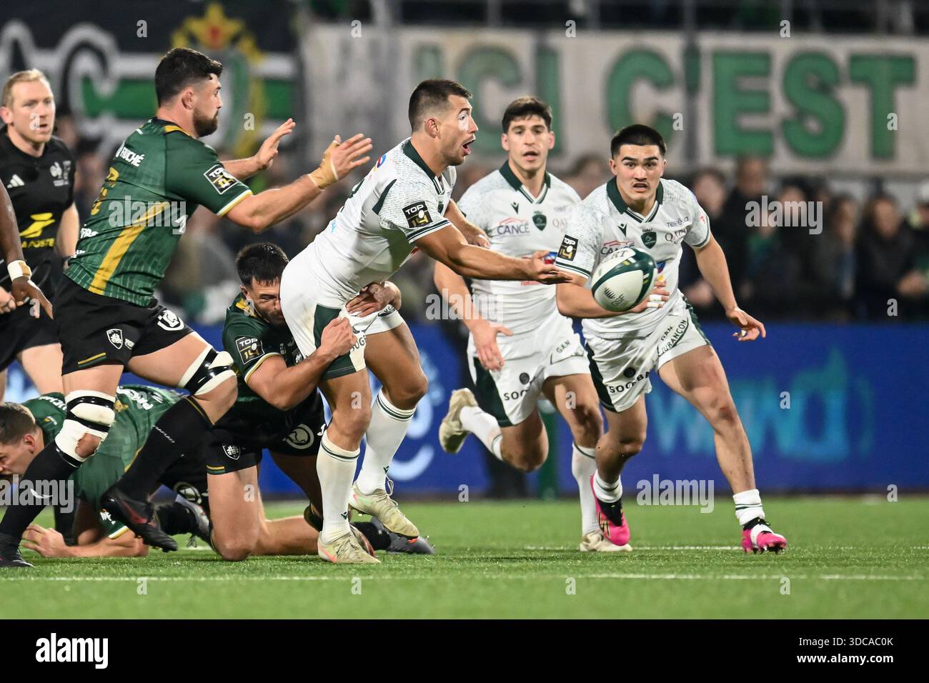 Nathan Decron of section paloise Pau and Toshi Richard BUTLIN of ...