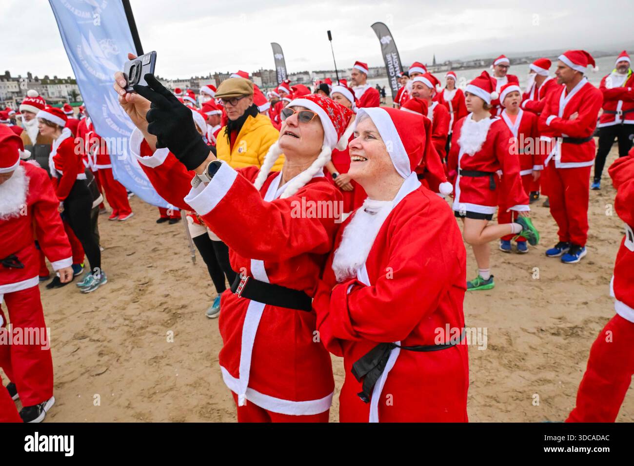 Weymouth, Dorset, UK. 21st December 2025. Hundreds of runners dressed ...