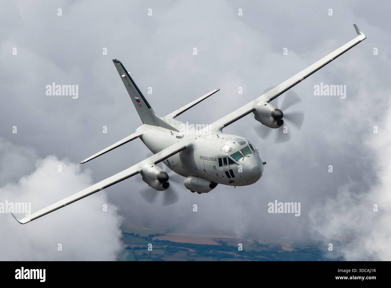 Twin engine high wing turboprop hi-res stock photography and images - Alamy