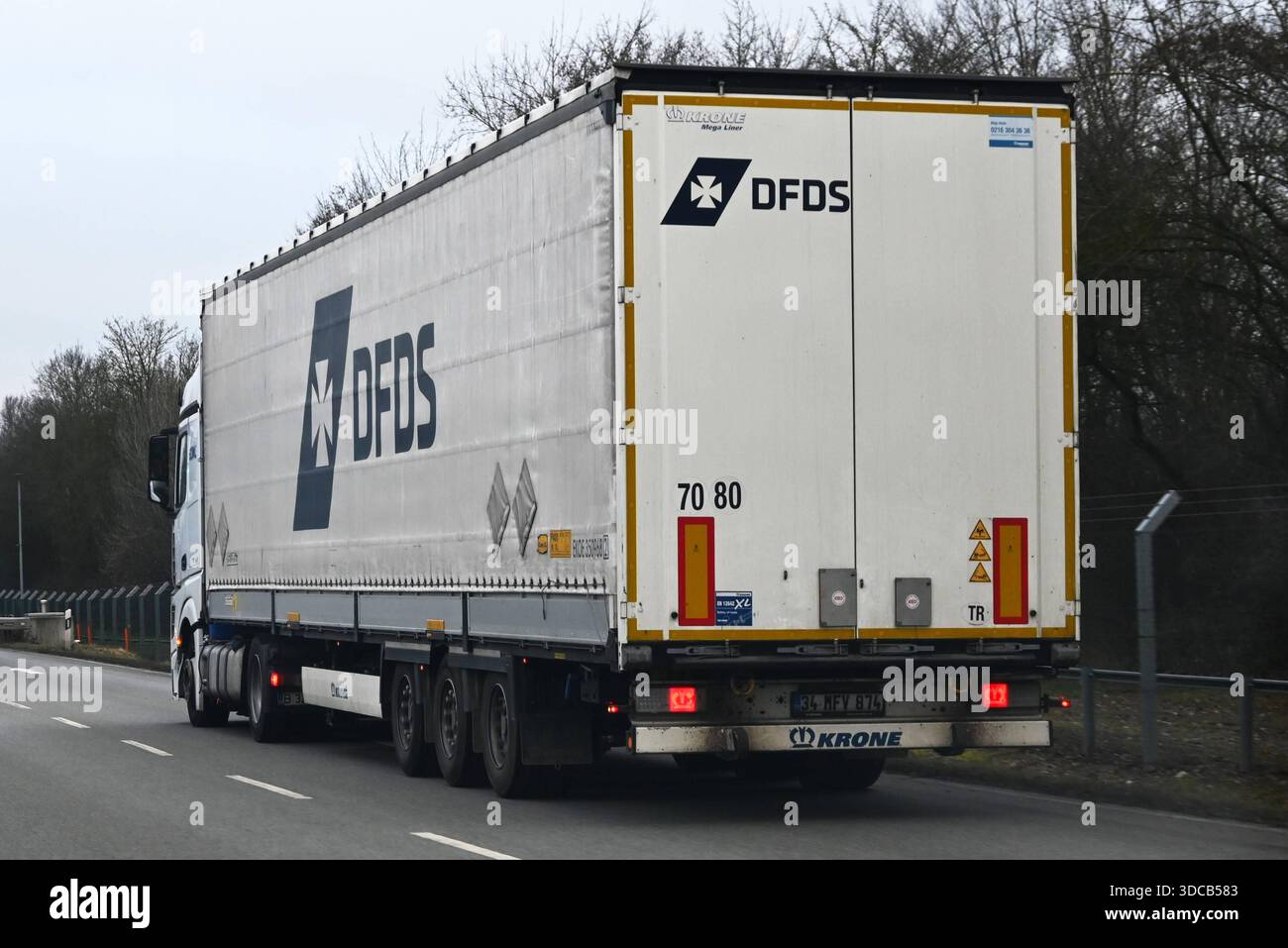 DFDS Logistik, Mercedes Actros LKW-Sattelzug mit Krone Mega-Liner ...