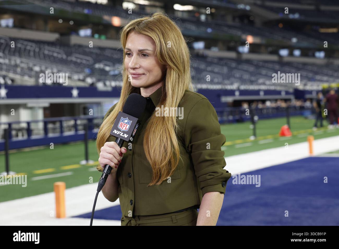 NFL Network reporter Jane Slater does a report before a NFL football ...