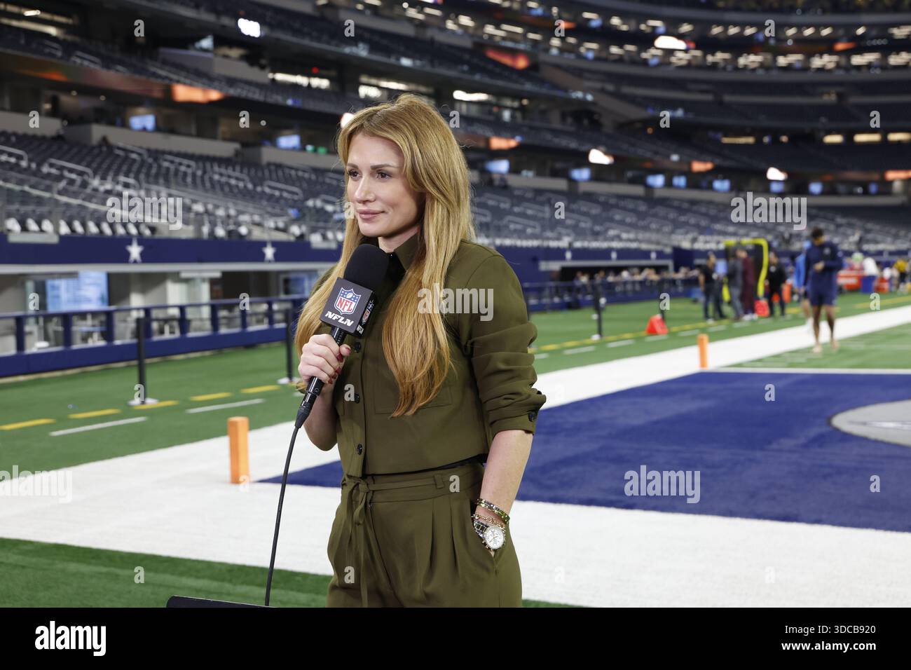 NFL Network reporter Jane Slater does a report before a NFL football ...
