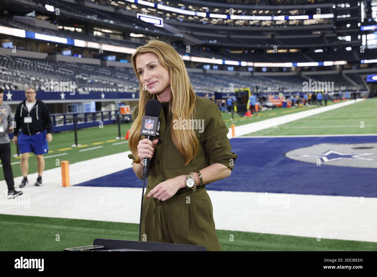 NFL Network reporter Jane Slater does a report before a NFL football ...
