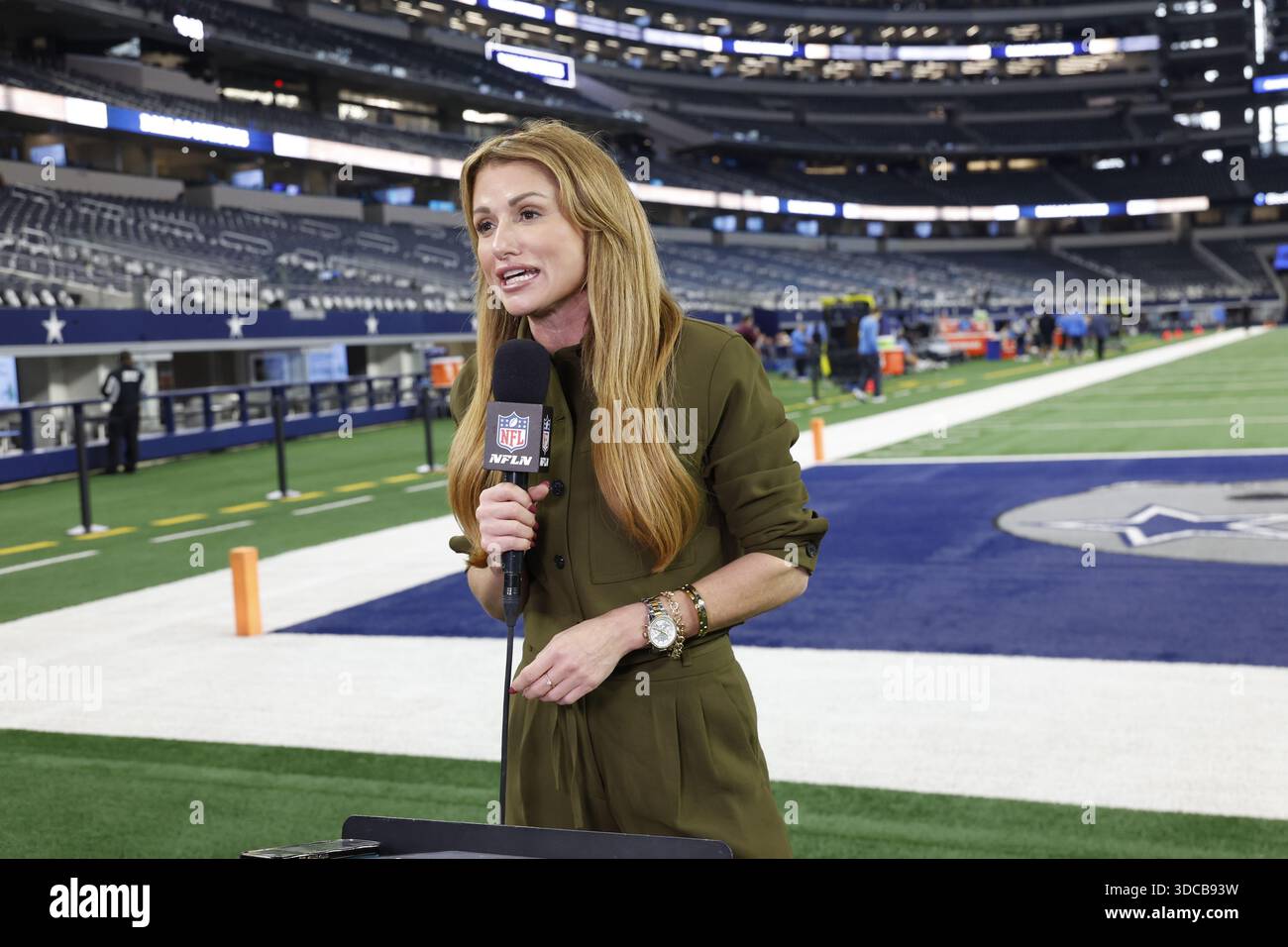 NFL Network reporter Jane Slater does a report before a NFL football ...