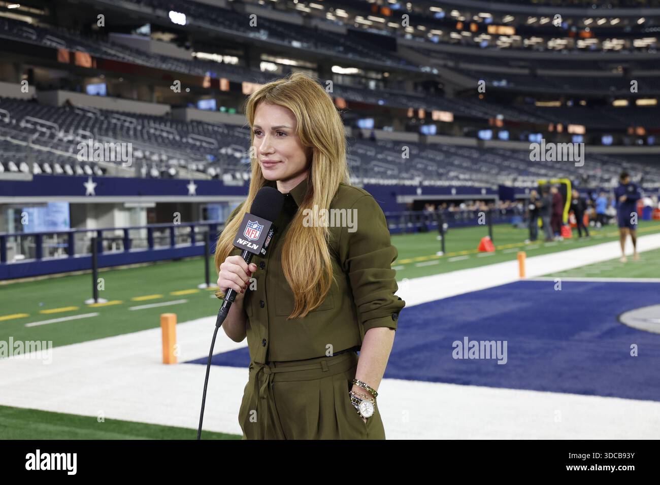 NFL Network reporter Jane Slater does a report before a NFL football ...