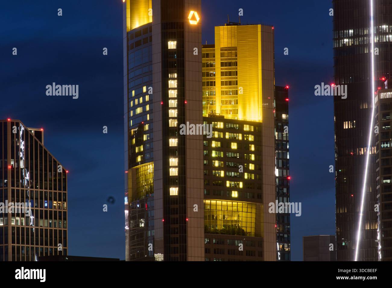Illuminated windows of the Commerzbank form hearts in Frankfurt ...